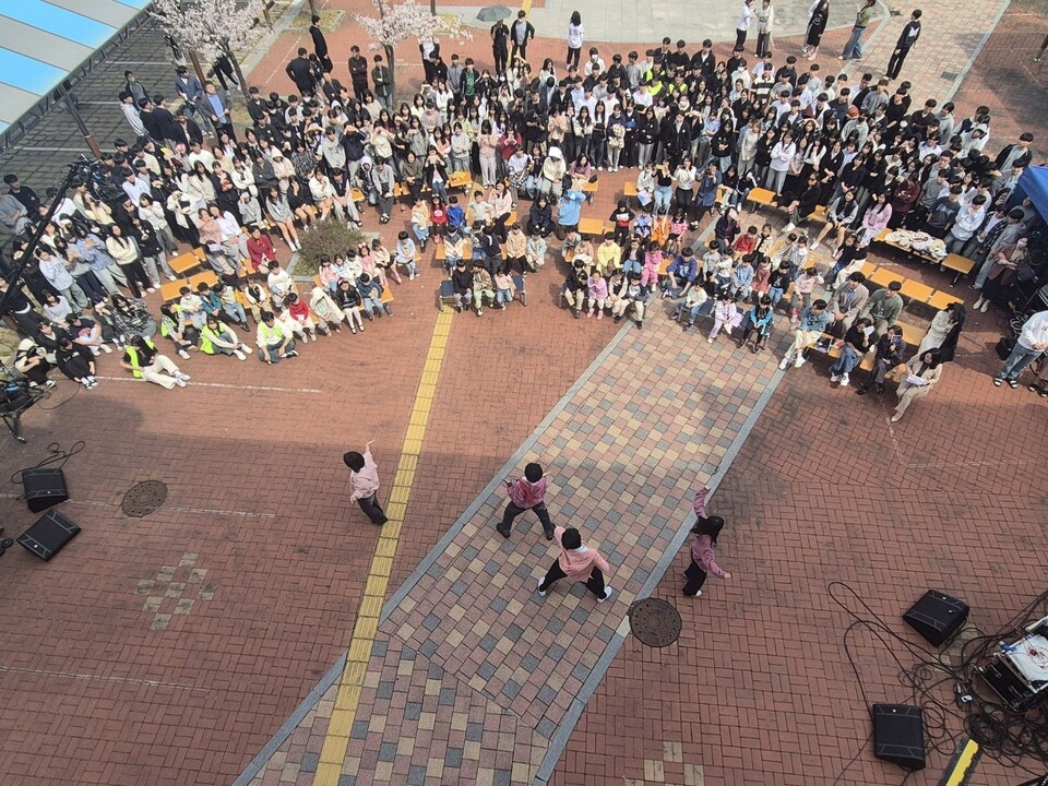 봉황고 ‘제2회 벚꽃 버스킹’으로 동네교육과정 실현